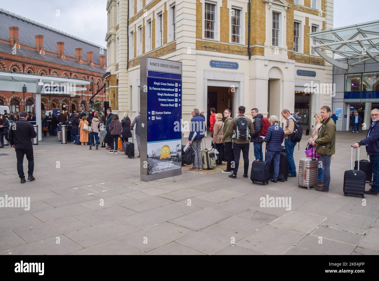People waiting outside of kings cross station hi-res stock photography ...