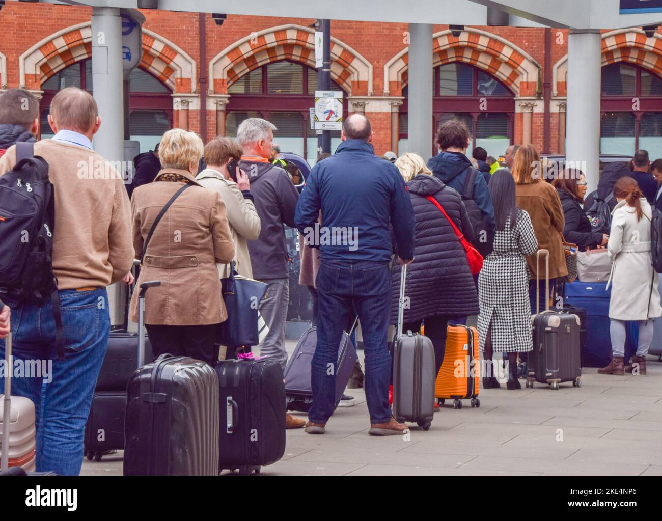 London, England, UK. 10th Nov, 2022. Huge queues for taxis form outside ...