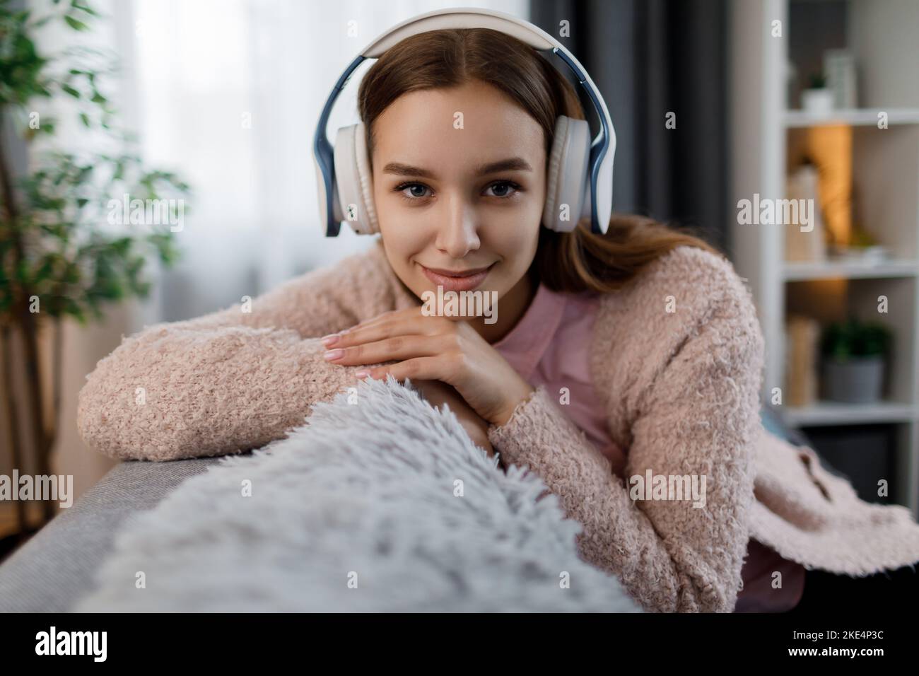 Woman in headphones listening hi-res stock photography and images - Alamy