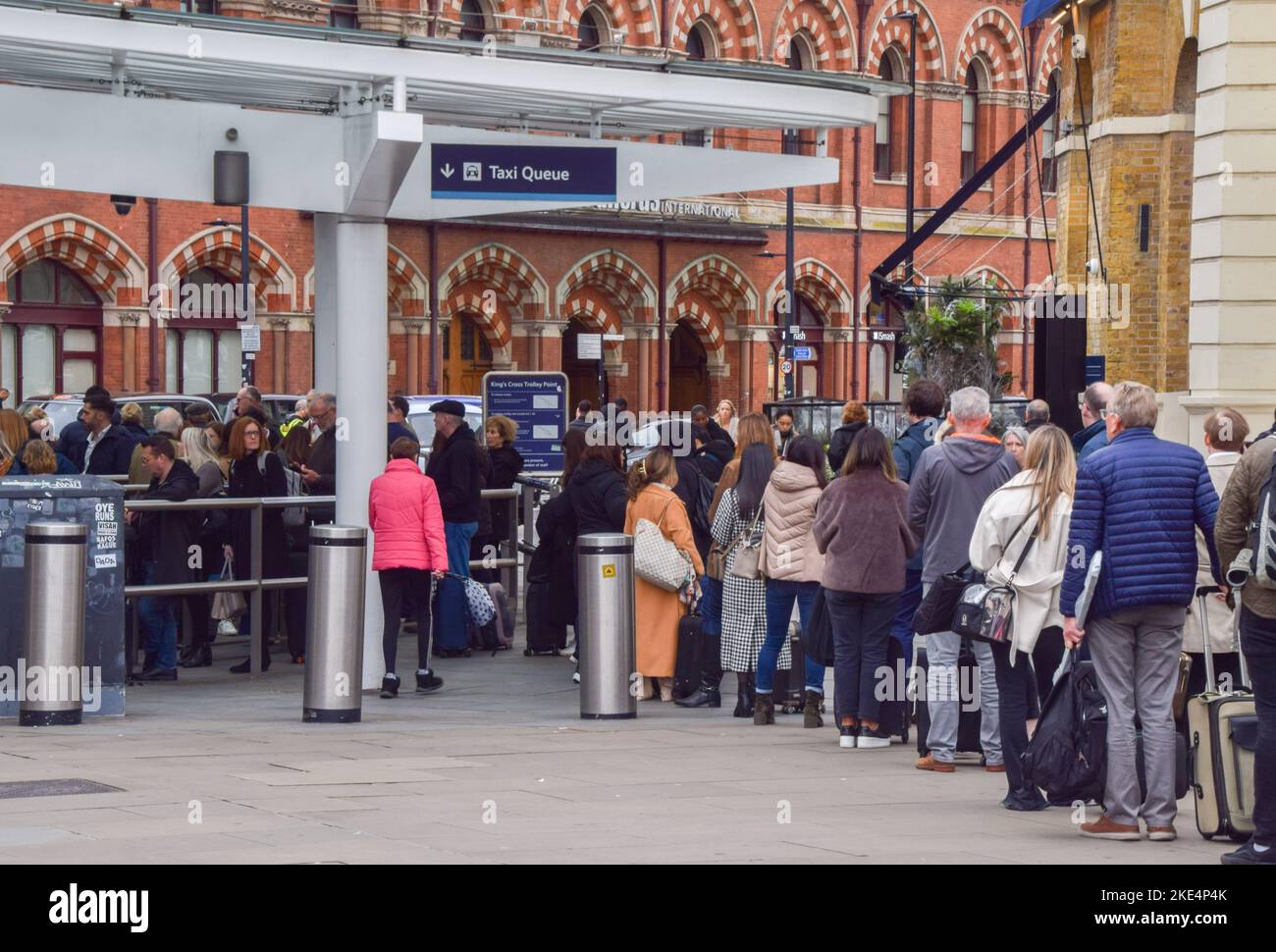 London, England, UK. 10th Nov, 2022. Huge queues for taxis form outside ...