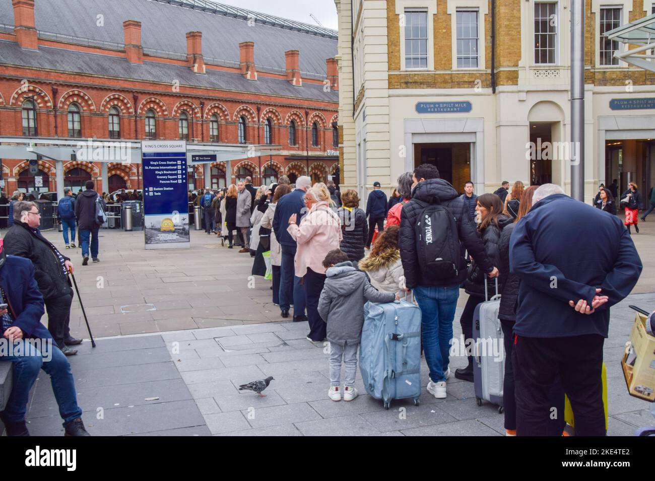 London, England, UK. 10th Nov, 2022. Huge queues for taxis form outside ...