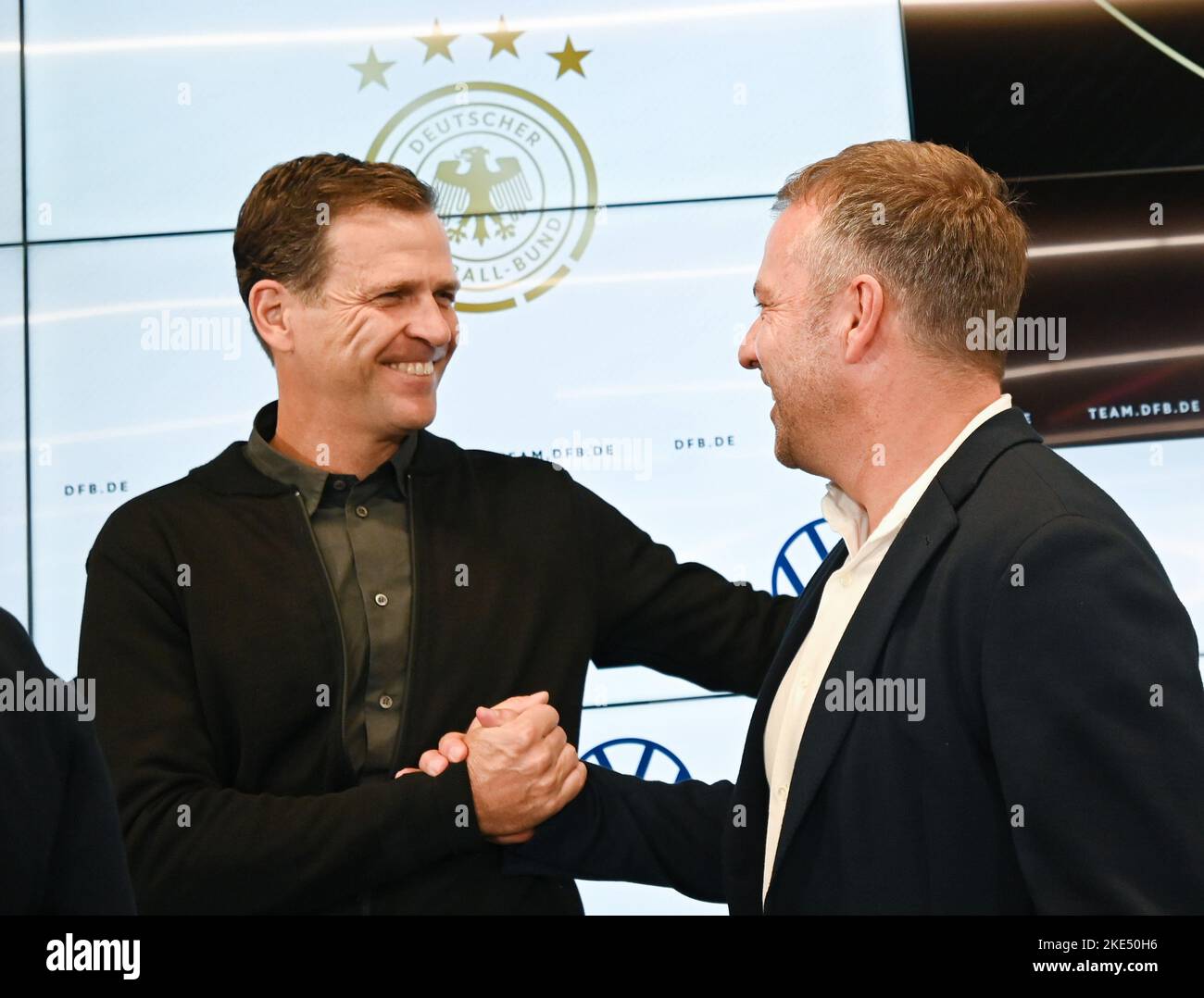 10 November 2022, Hessen, Frankfurt/Main: National coach Hansi Flick (r ...