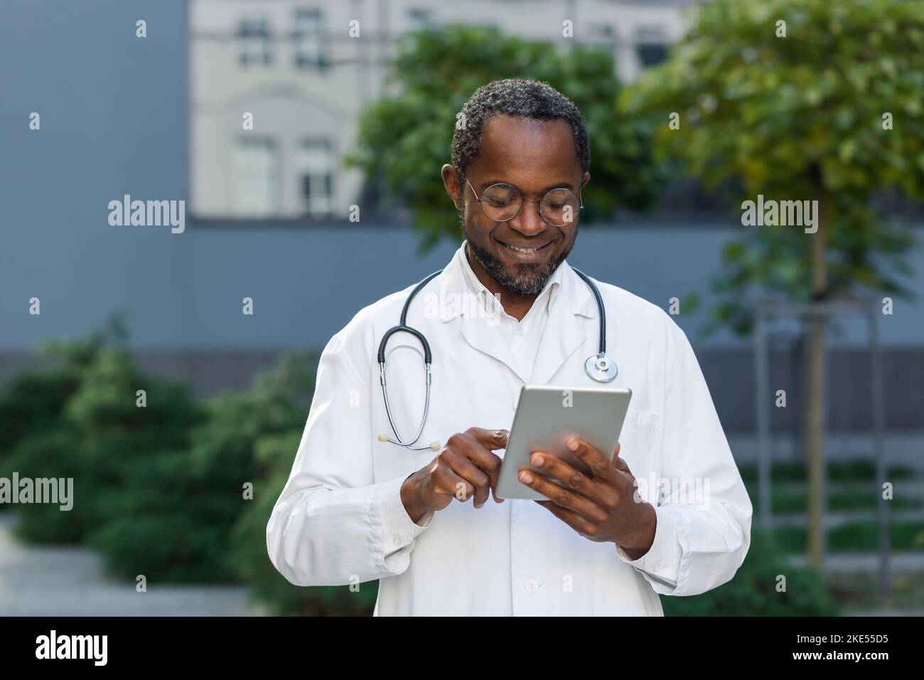 African senior man doctor hi-res stock photography and images - Alamy