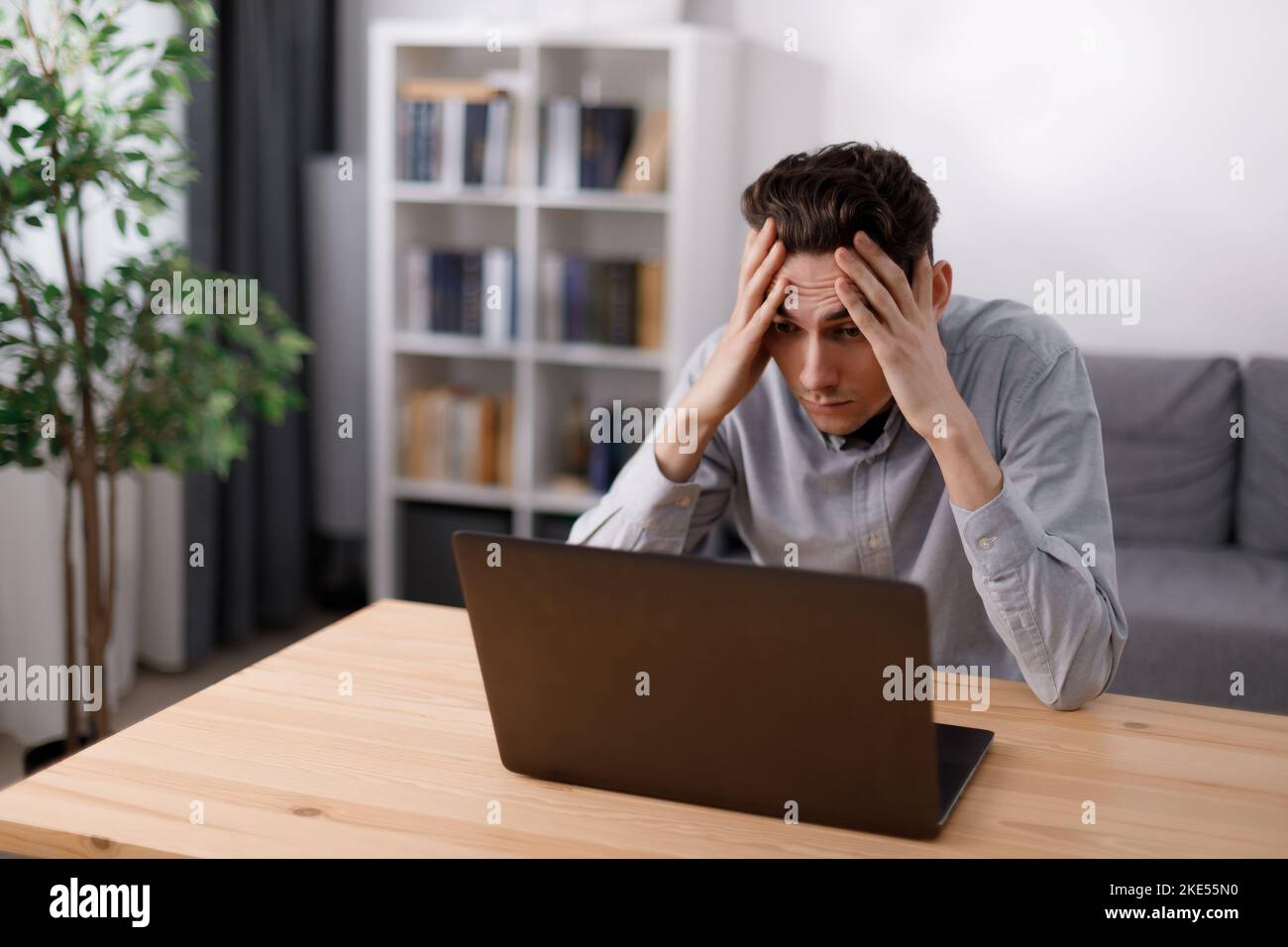 Confused guy laptop hi-res stock photography and images - Alamy