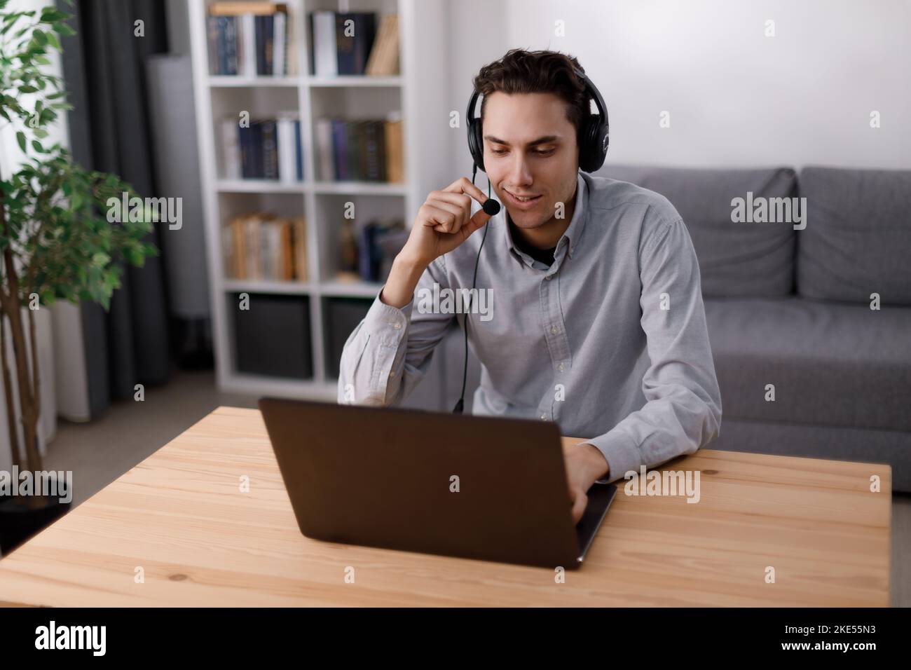 Laptop headset hi-res stock photography and images - Alamy