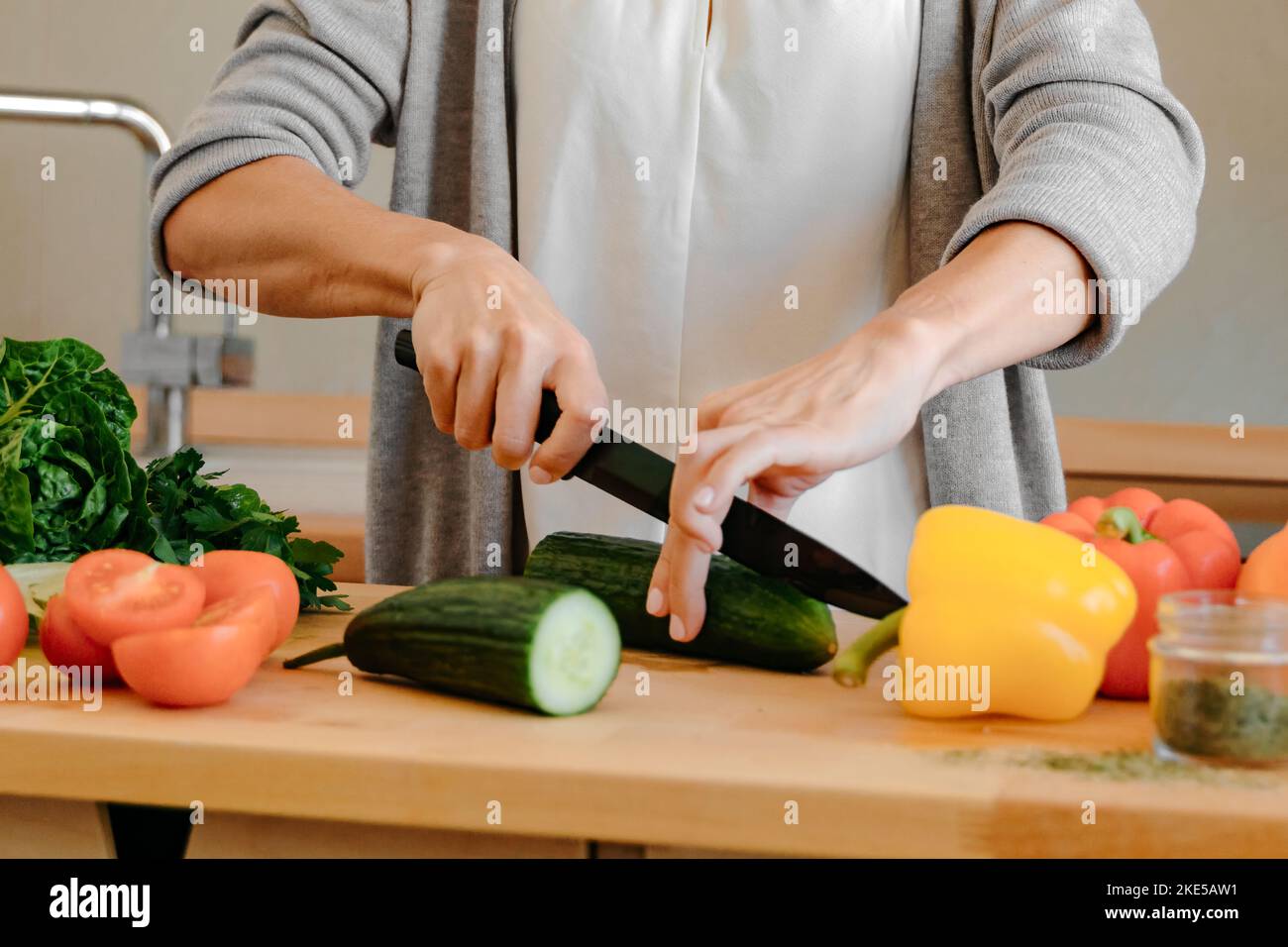 Chef cutting vegetables in kitchen hi-res stock photography and images ...