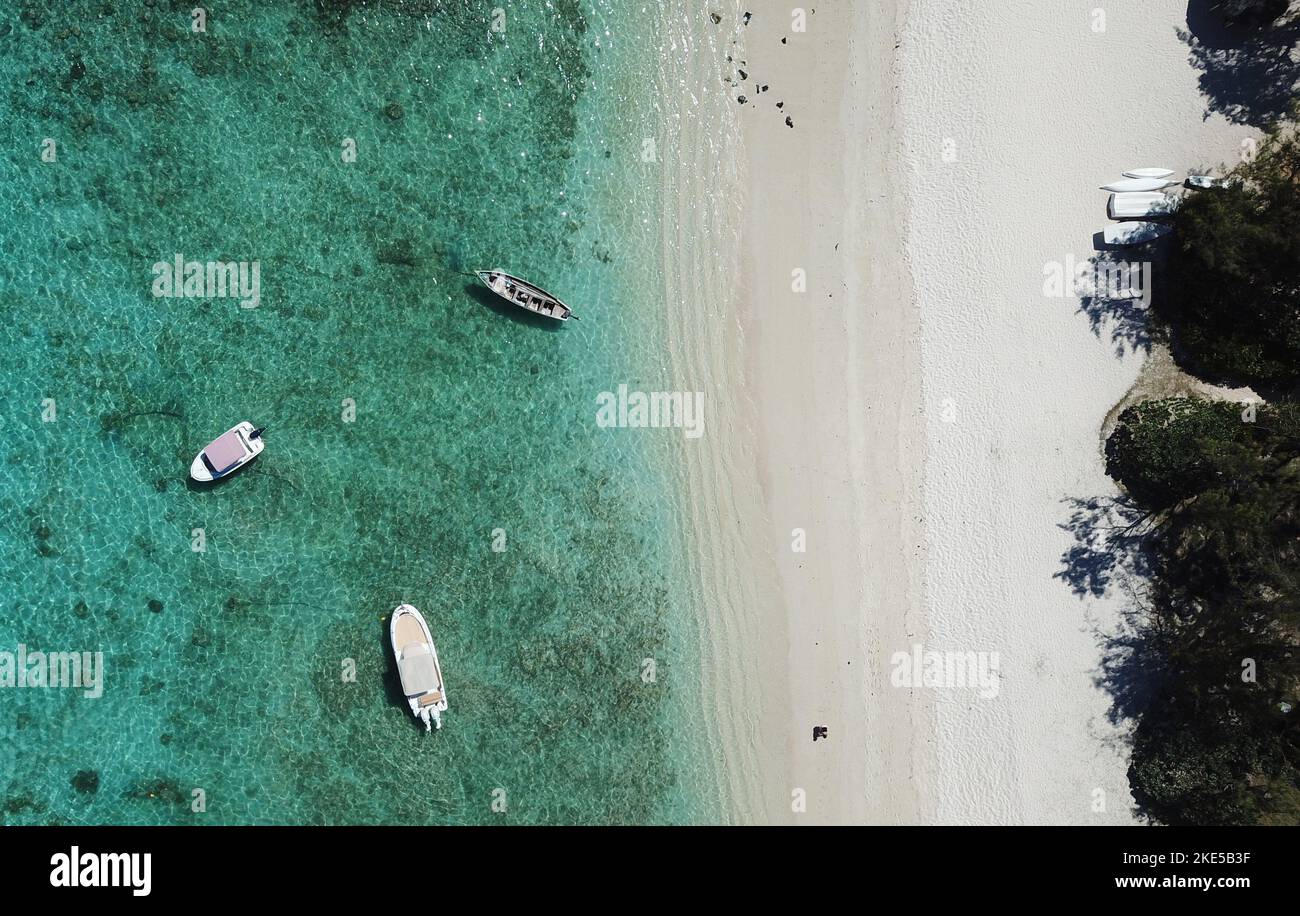 An aerial top view of a seashore with moored boats on a beach in Mauritius Stock Photo - Alamy