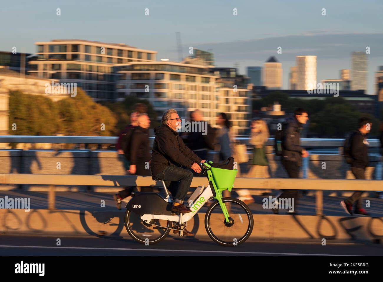 Lime e bike london bridge hi-res stock photography and images - Alamy