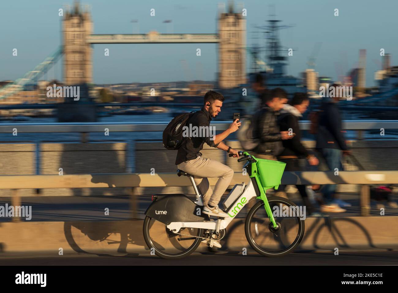 Lime e bike london bridge hi-res stock photography and images - Alamy