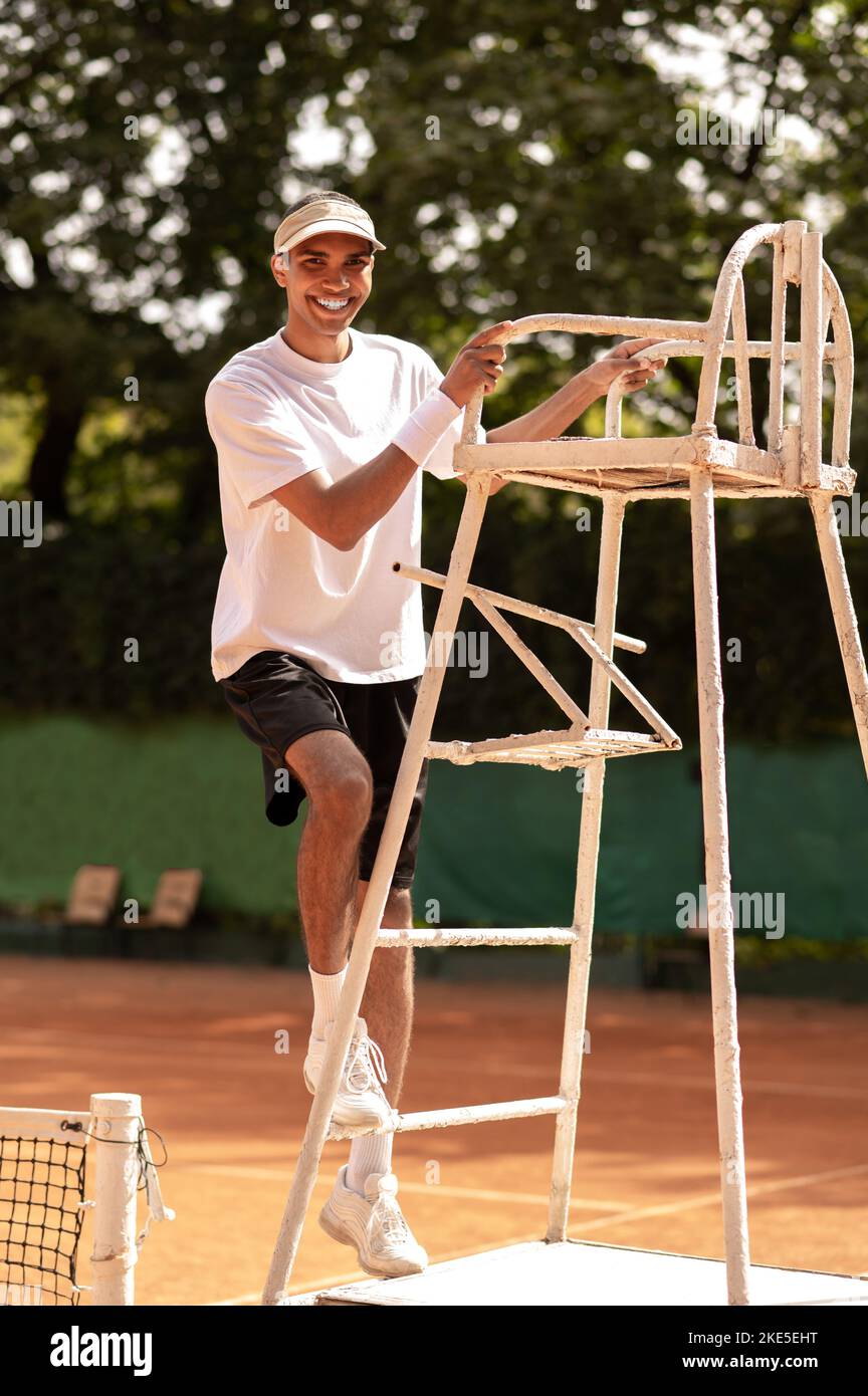 Line impire on the chair at the tennis court Stock Photo - Alamy
