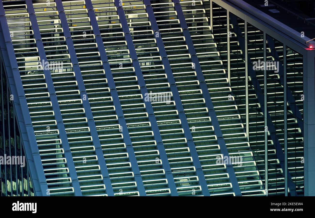 Skyscraper rectangle windows hi-res stock photography and images - Alamy