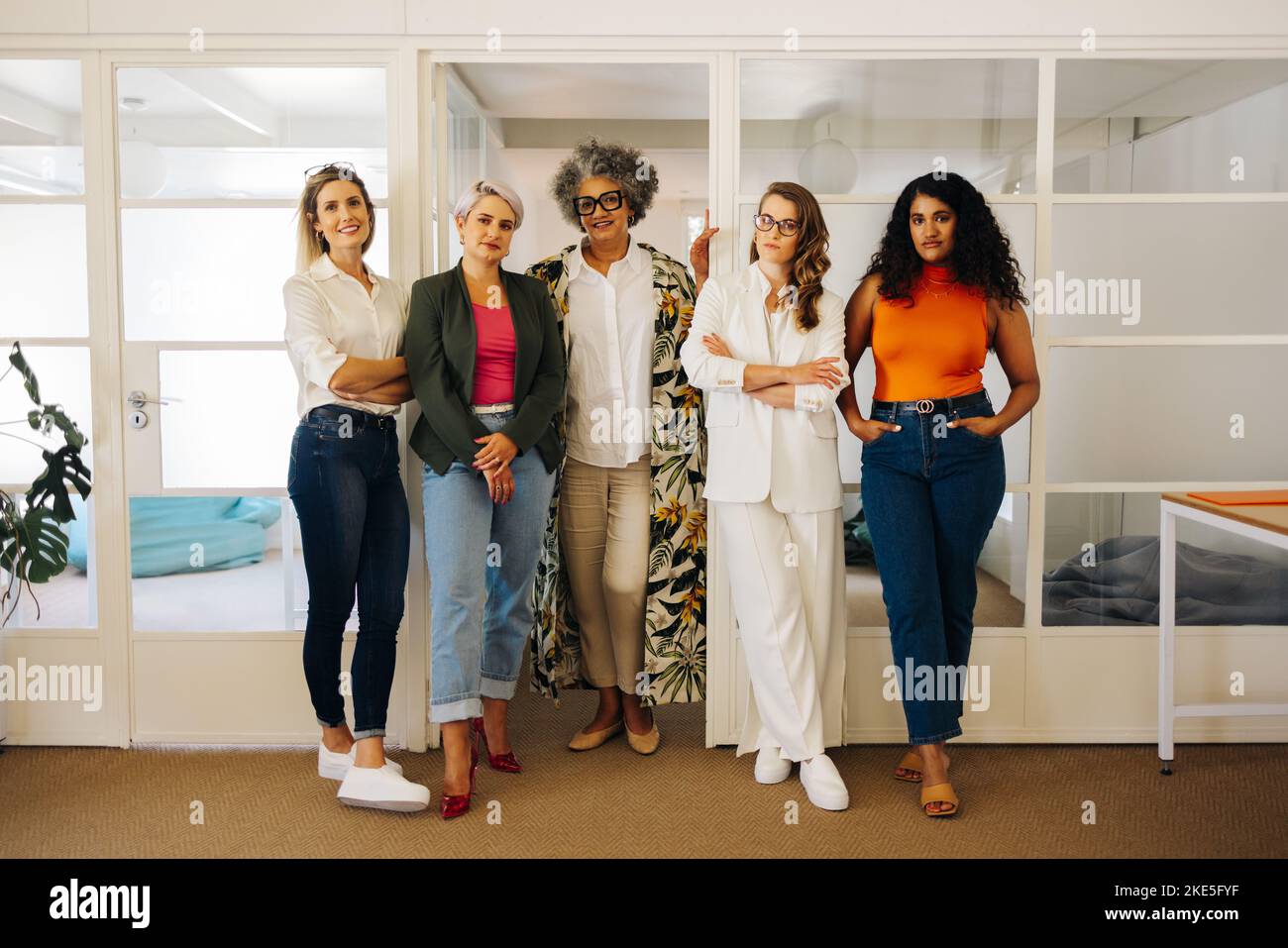 Multicultural women group hi-res stock photography and images - Alamy