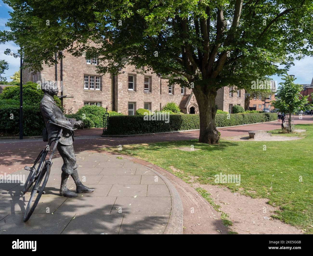 Bronze statue of Elgar with bicycle, Cathedral Square, Hereford ...
