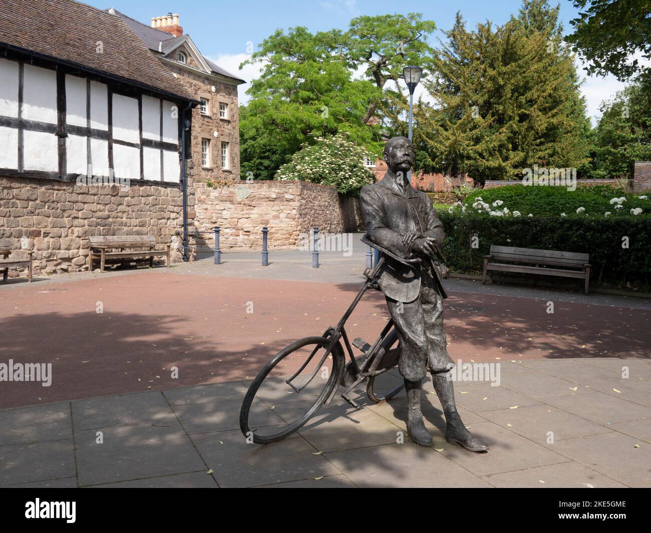 Bronze statue of Elgar with bicycle, Cathedral Square, Hereford ...