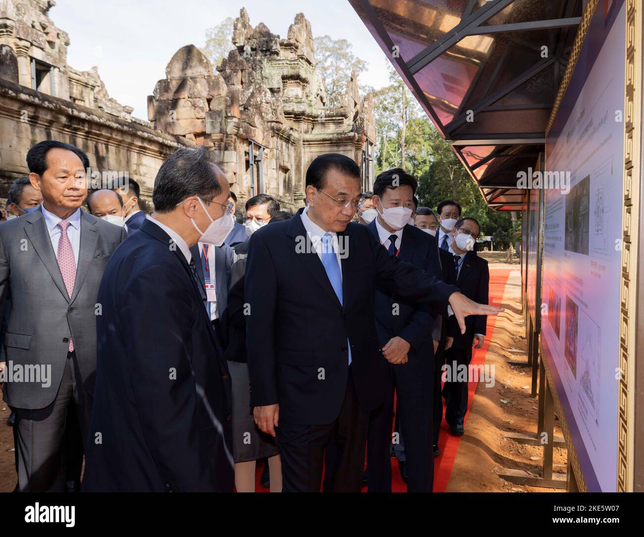 Siem Reap, Cambodia. 10th Nov, 2022. Chinese Premier Li Keqiang and ...