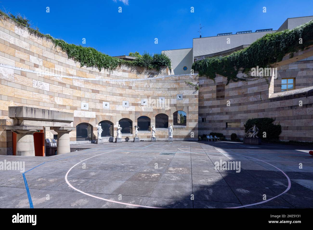 Neue Staatsgalerie Stuttgart, Germany, by the architect James Stirling ...