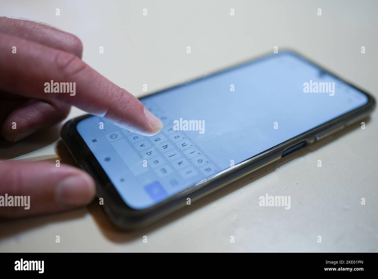 Phone send text typing screen hi-res stock photography and images - Alamy