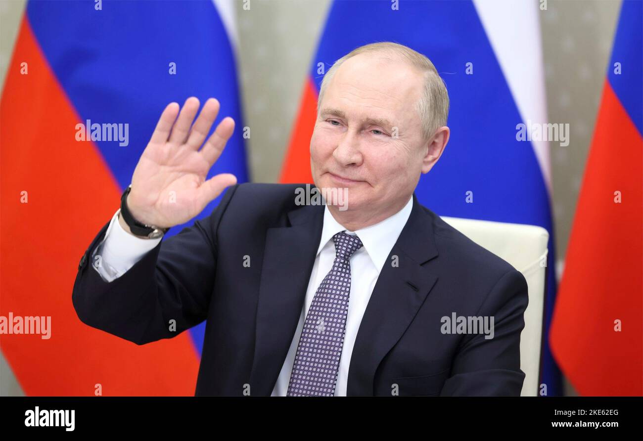 Russian president vladimir putin waves hi-res stock photography and ...