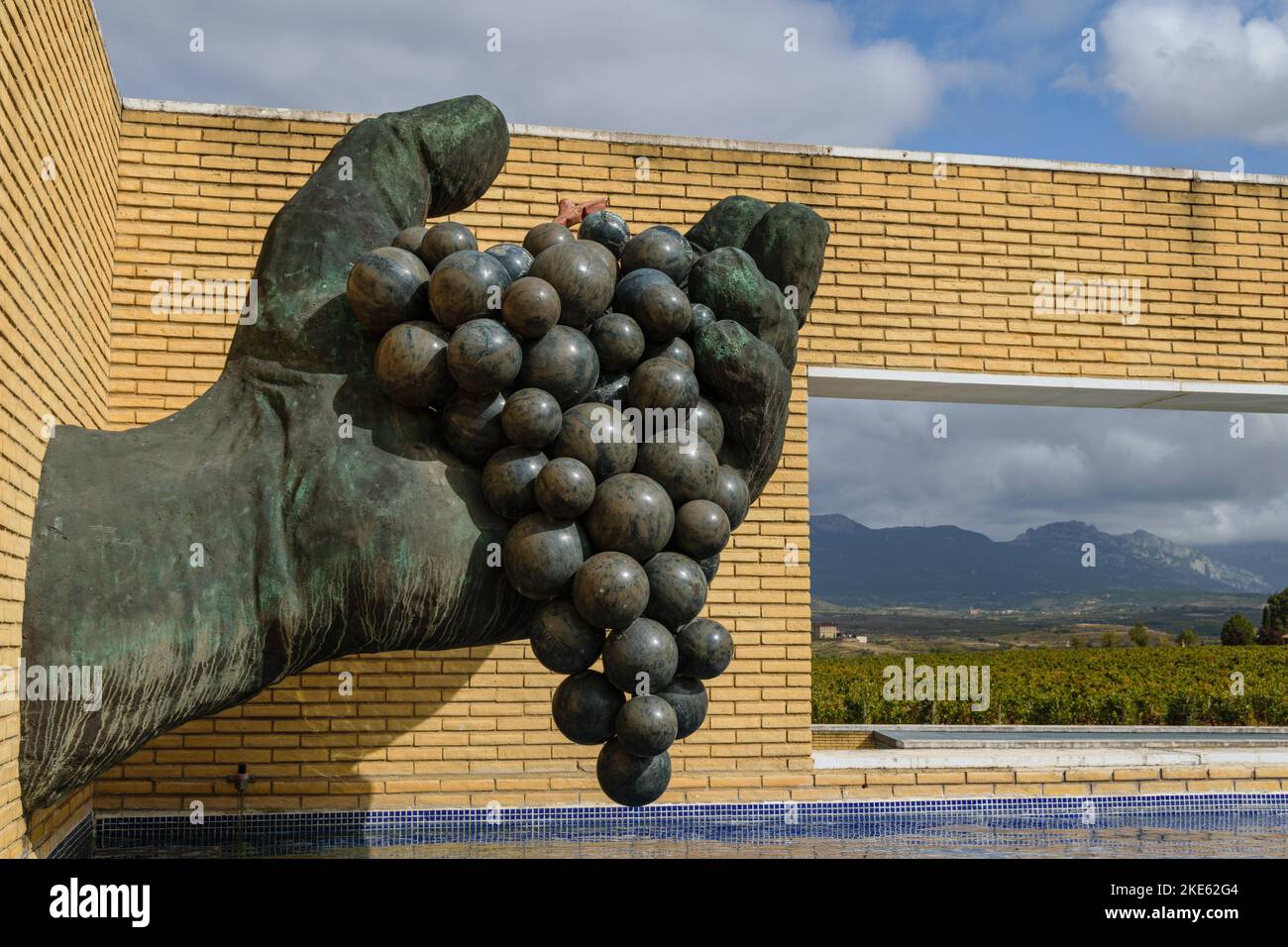 Windows spaces hi-res stock photography and images - Alamy