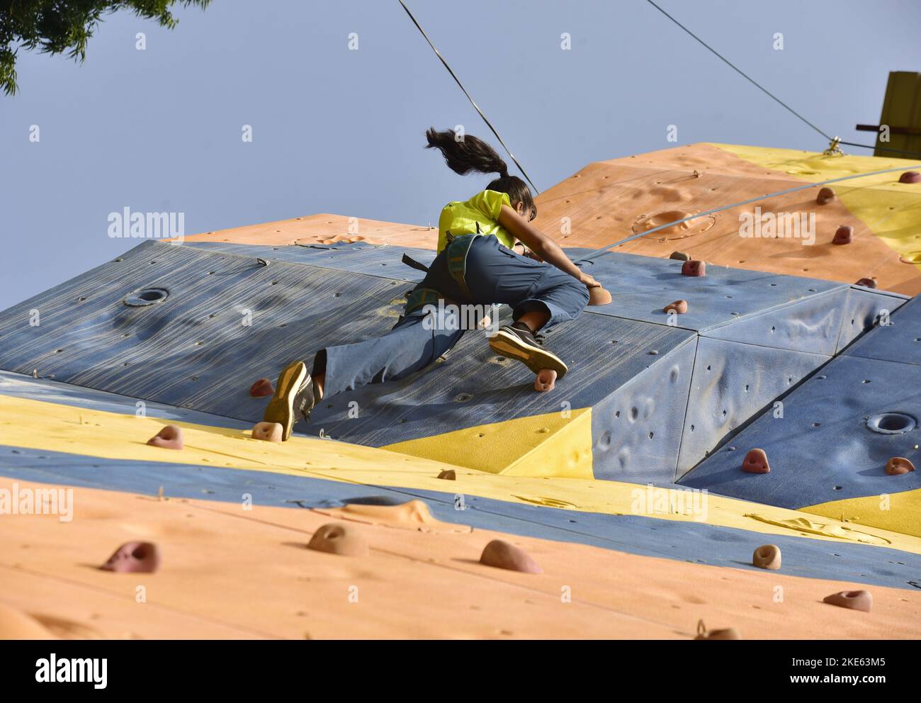 Guwahati, Guwahati, India. 10th Nov, 2022. A girl climb in artificial ...