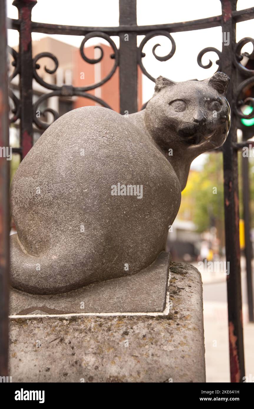 Statue of Dick Whittington's Cat, The Whittington Stone, Highgate Hill ...