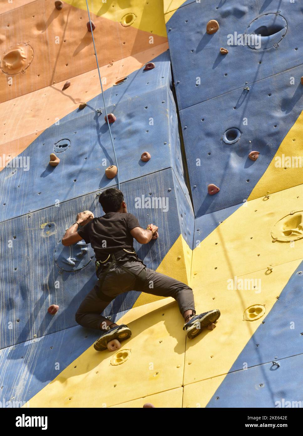 Guwahati, Guwahati, India. 10th Nov, 2022. A youth climb in artificial ...