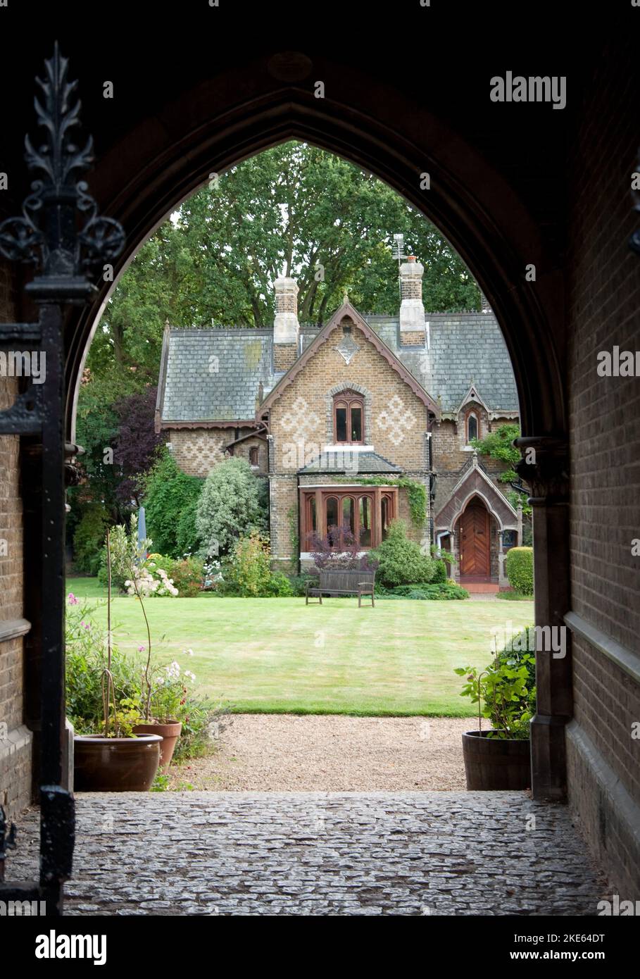 Entrance, Holly Village, Highgate, London, UK - archway, statues Stock ...
