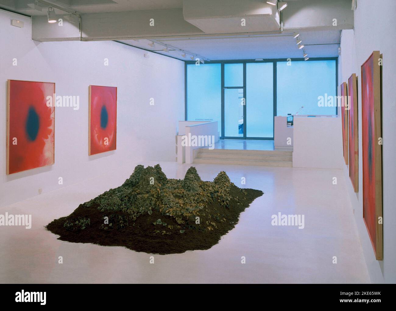 INTERIOR DE LA SALA DE EXPOSICIONES "UNA TUMBA EN EL AIRE" - 2002 ...