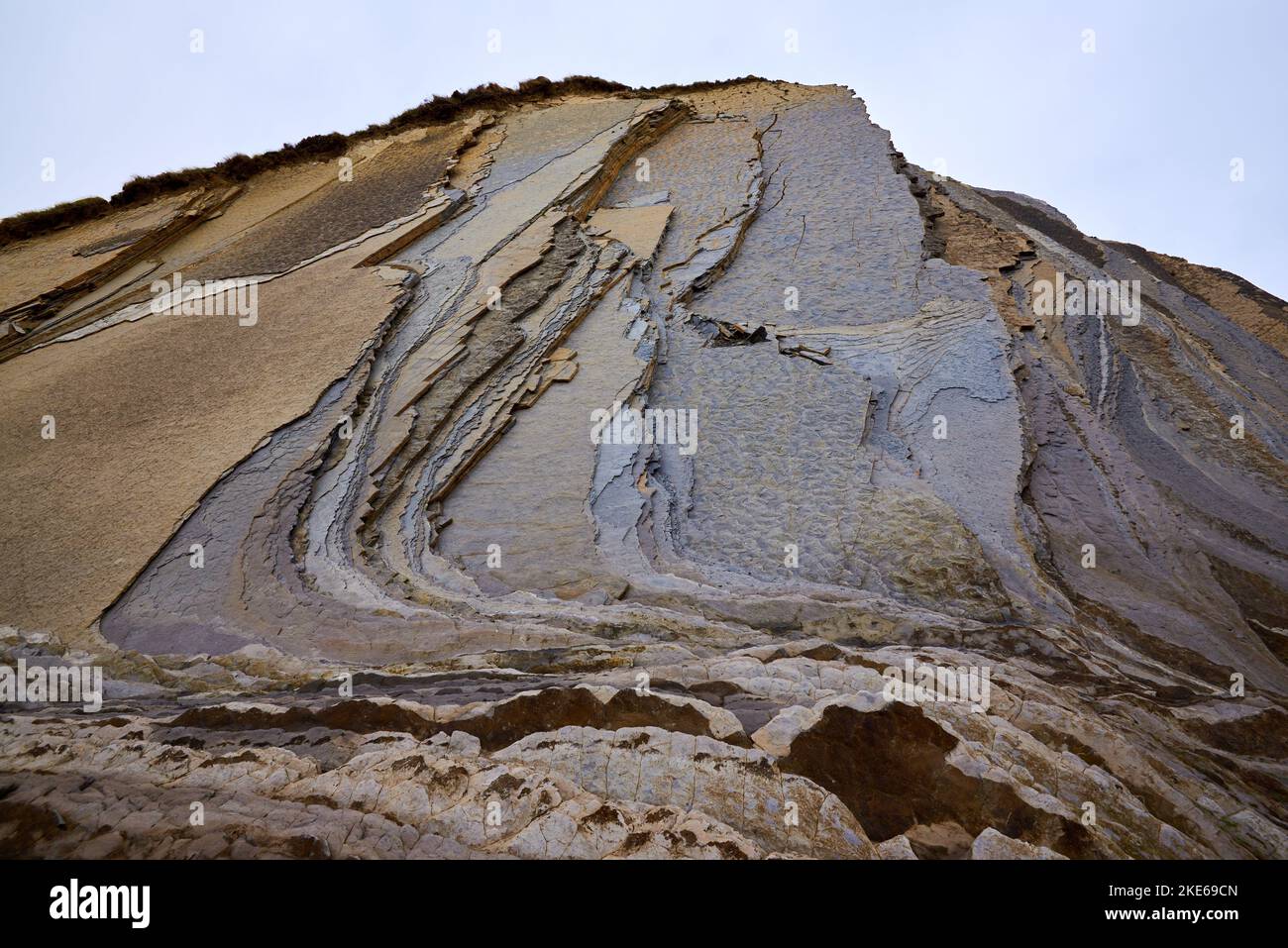 Flysch formation in the coast of Deba Stock Photo - Alamy