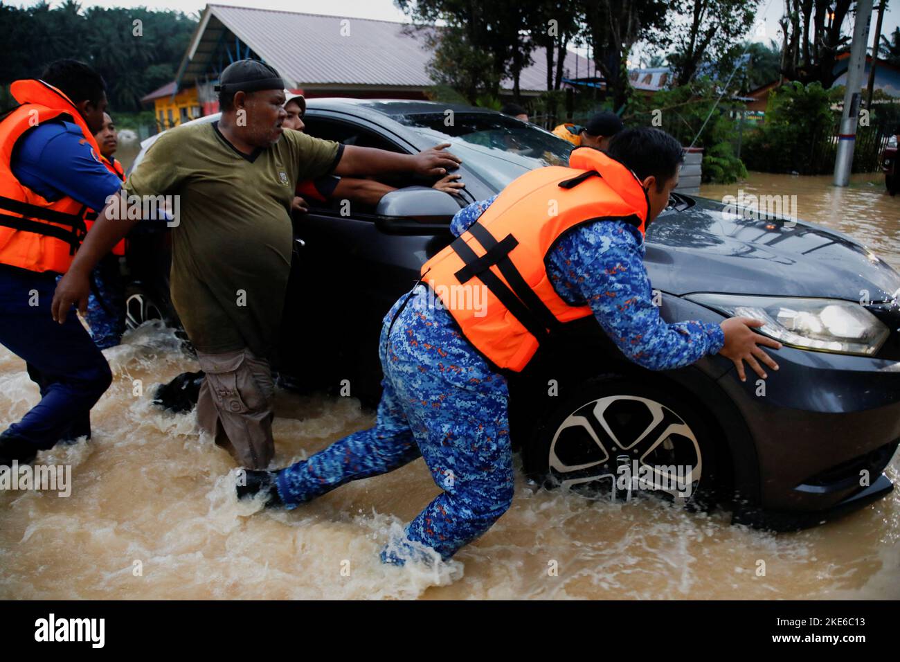 People push car in flood hi-res stock photography and images - Alamy