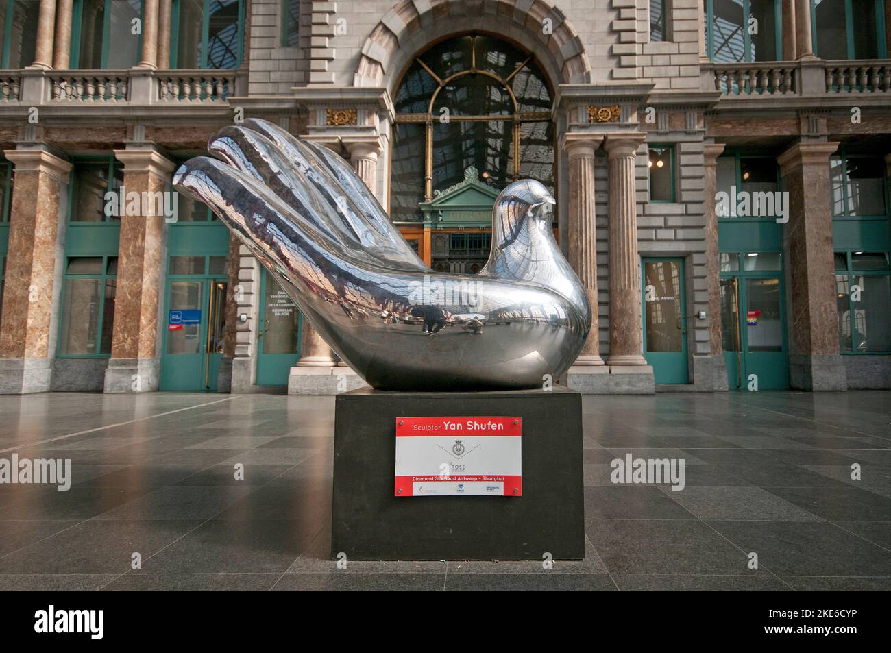 Sculpture "Hand of Peace" (by the chinese artist Yan Shufen) in Antwerp ...
