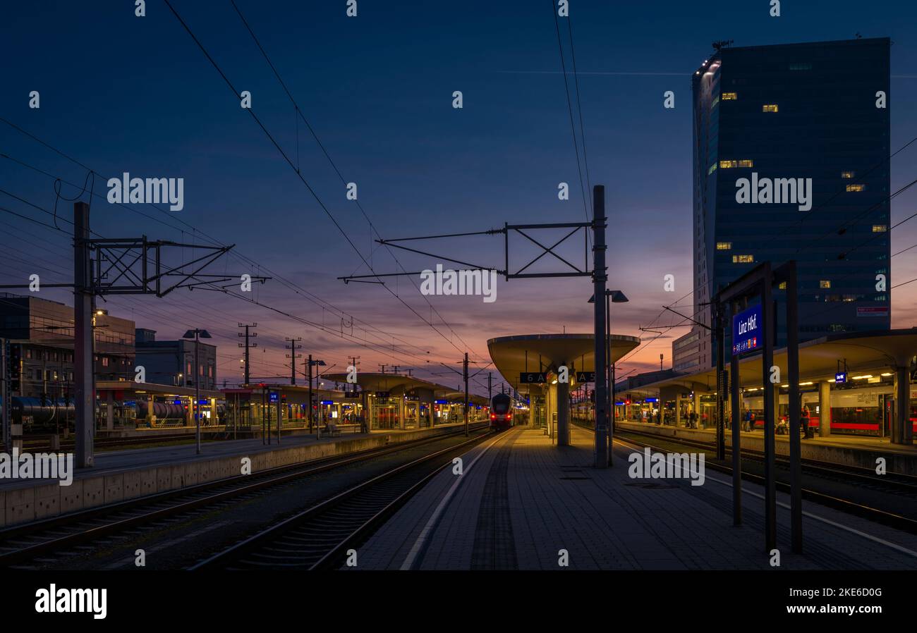 Linz central station hi-res stock photography and images - Alamy