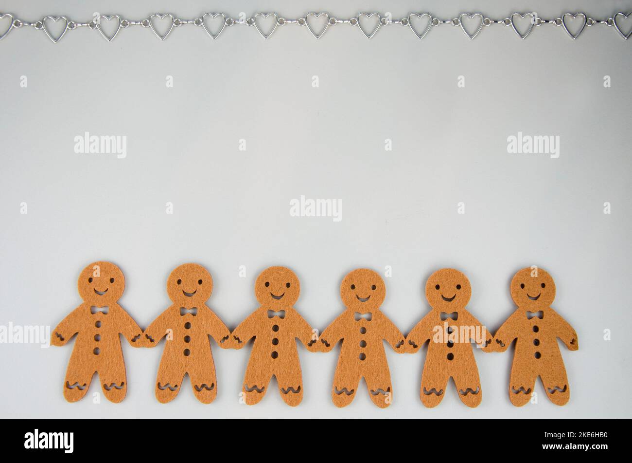 Gingerbread men in a line, hearts above Stock Photo - Alamy