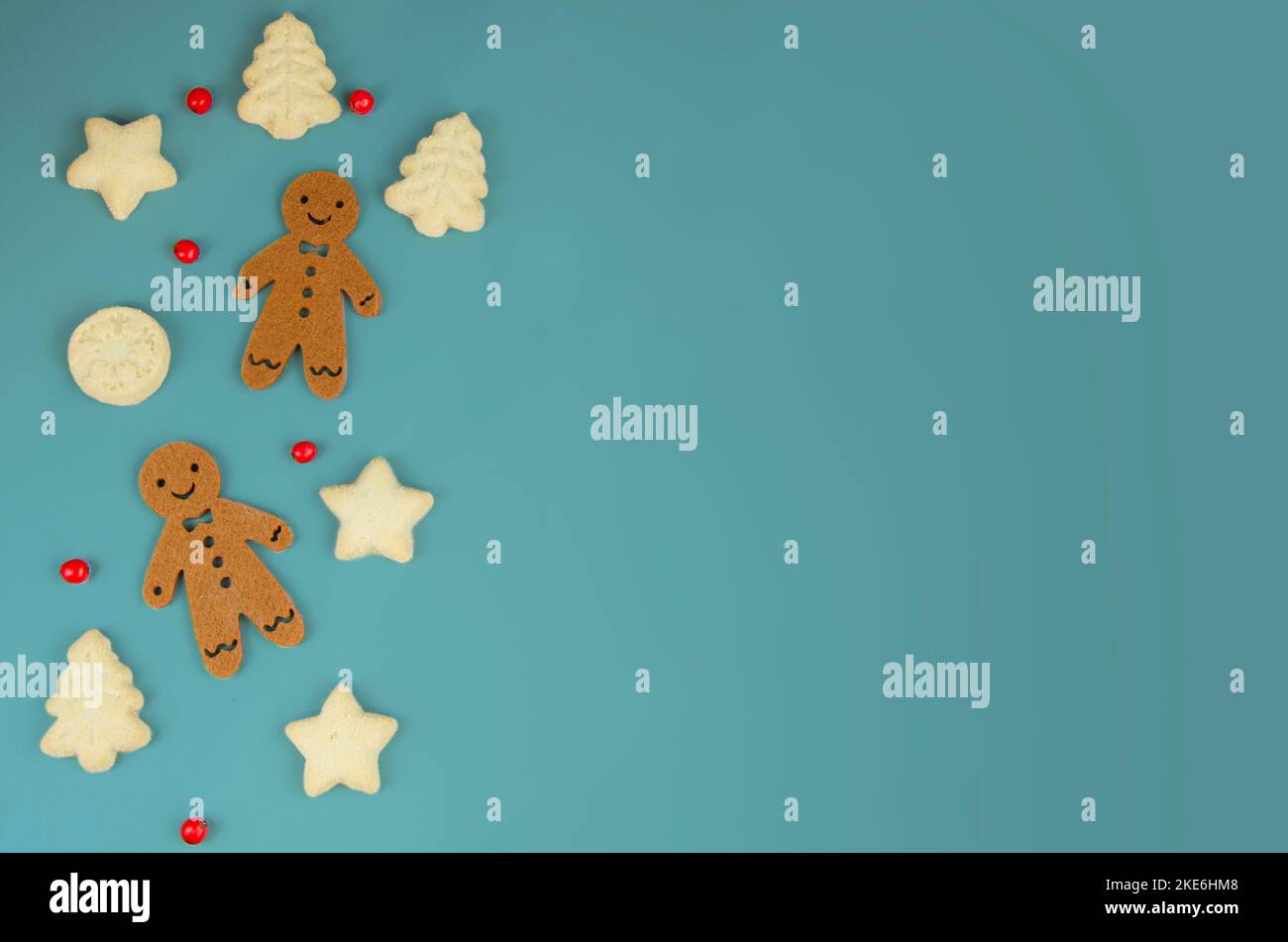 Gingerbread men and biscuits on blue background, red berries Stock ...