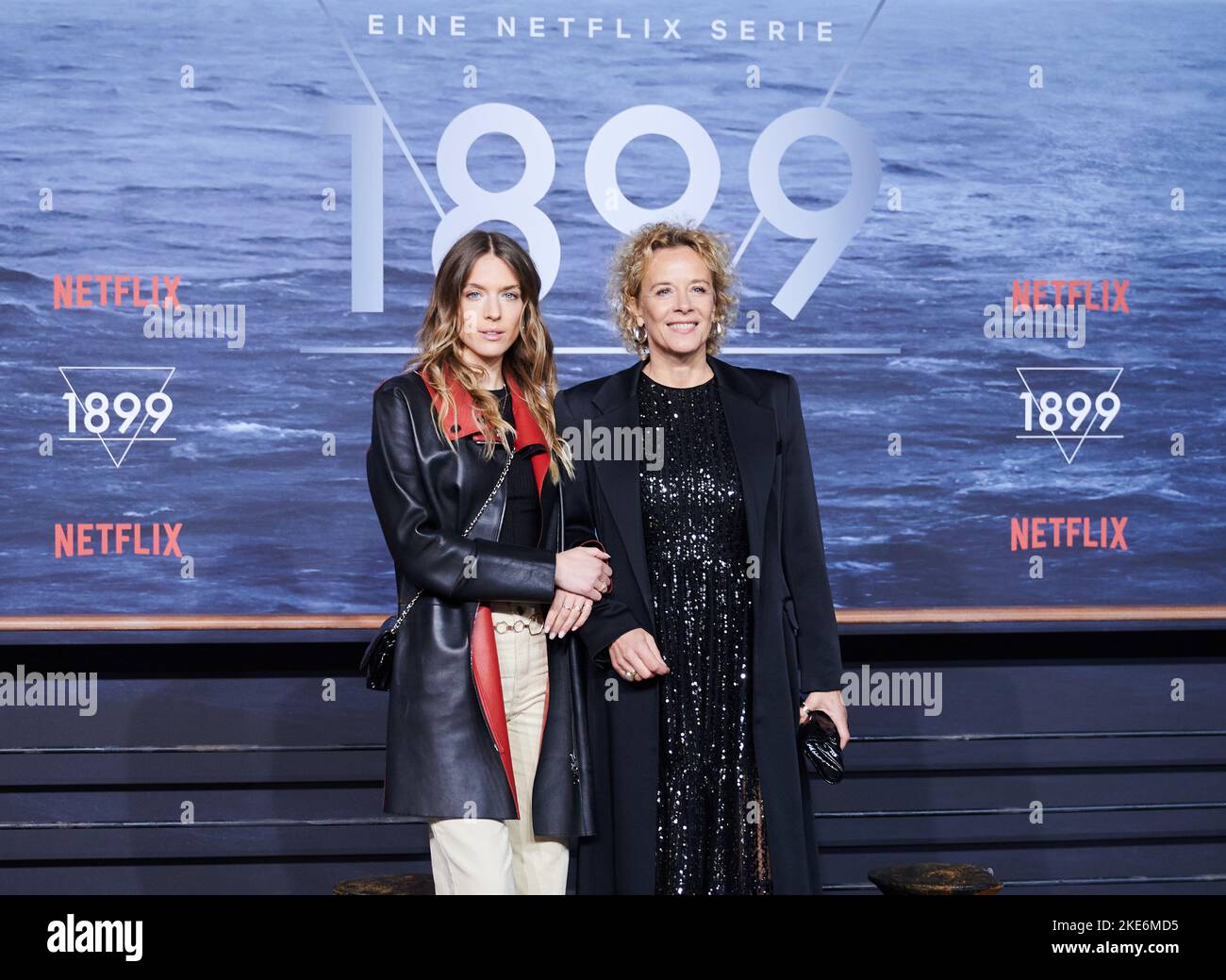 Berlin, Germany. 10th Nov, 2022. Katja Riemann comes with her daughter ...