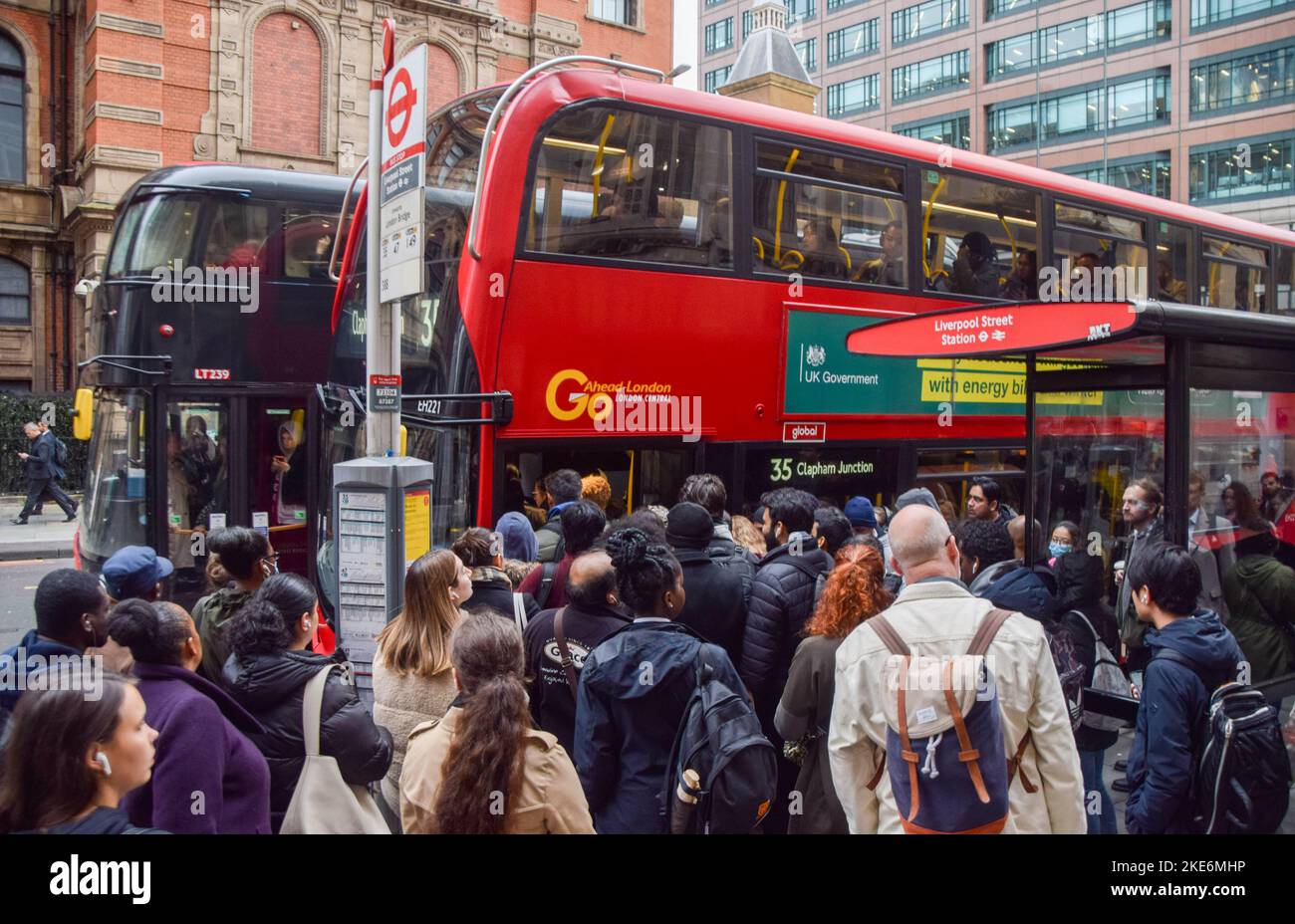 London, UK. 10th November 2022. Commuters pack onto a bus outside ...