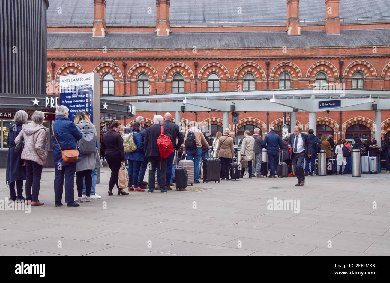London, UK. 10th November 2022. Huge queues for taxis form outside King ...