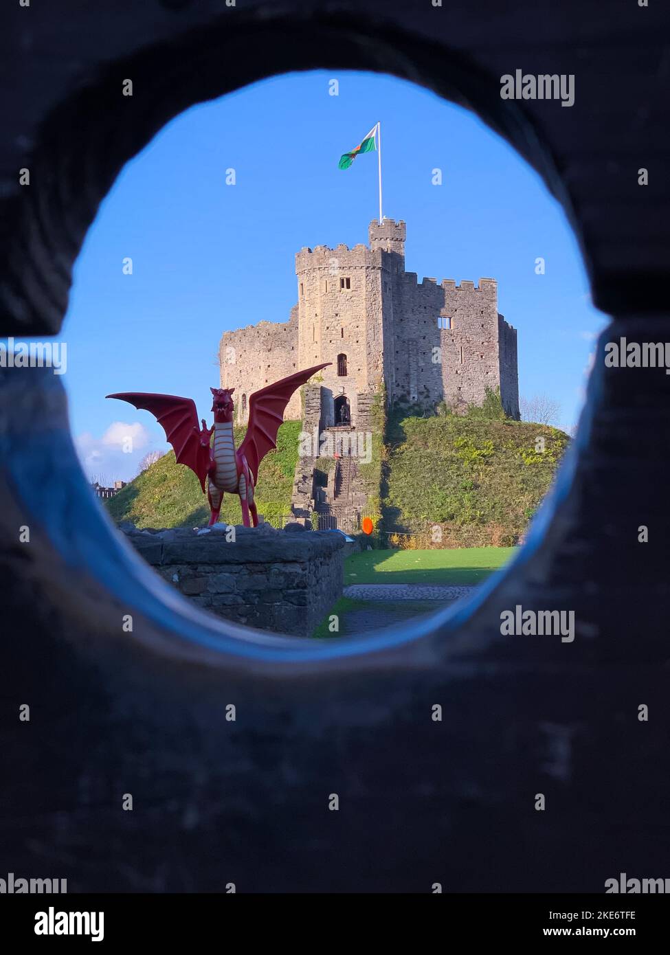 Dragon of wales statue hi-res stock photography and images - Alamy