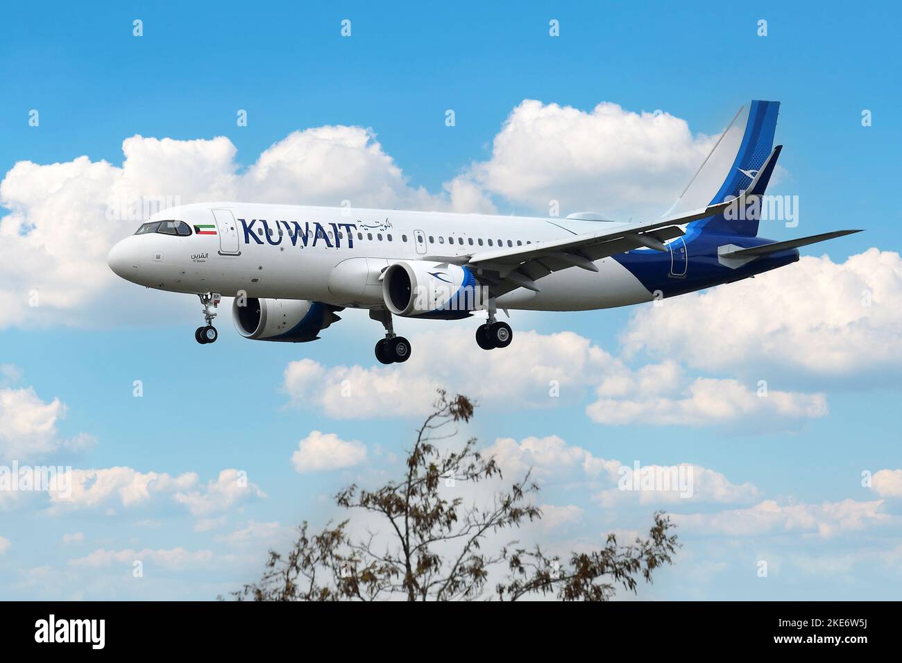 Kuwait airways airbus a320 hi-res stock photography and images - Alamy