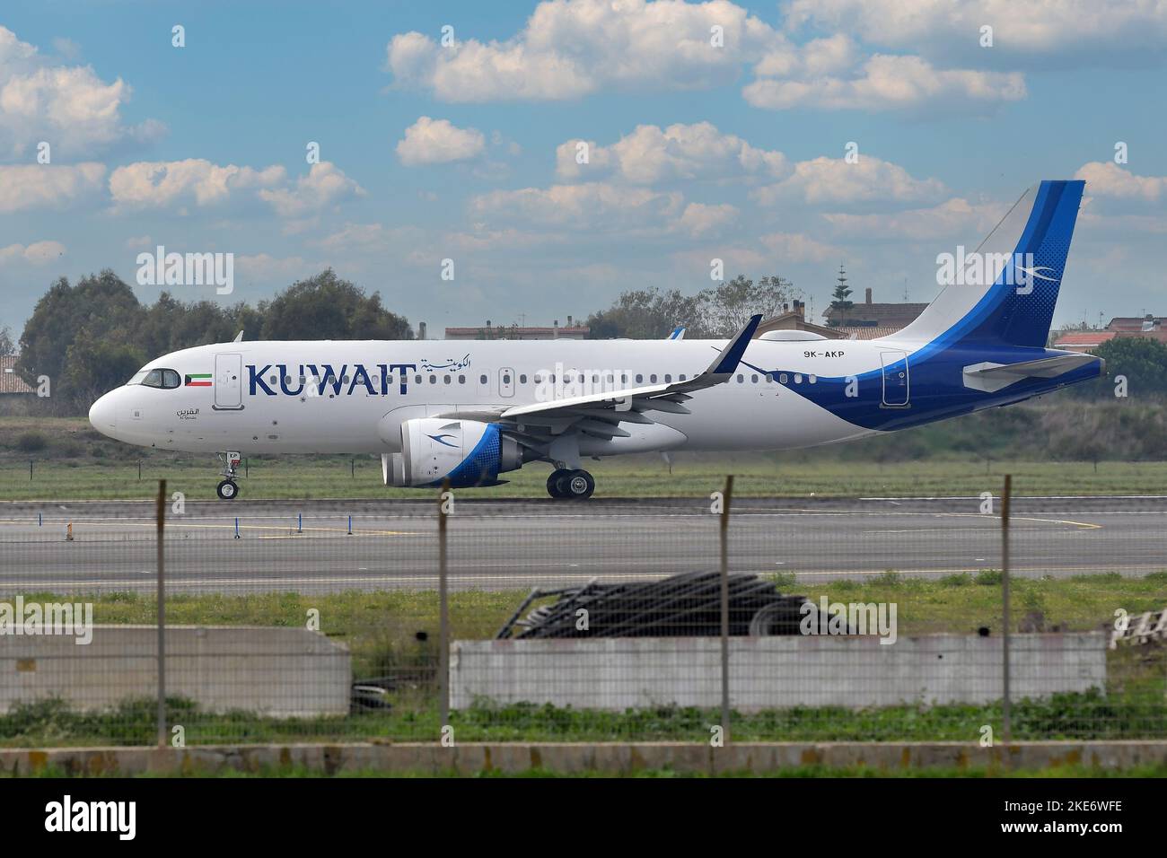 Kuwait airways airbus a320 hi-res stock photography and images - Alamy