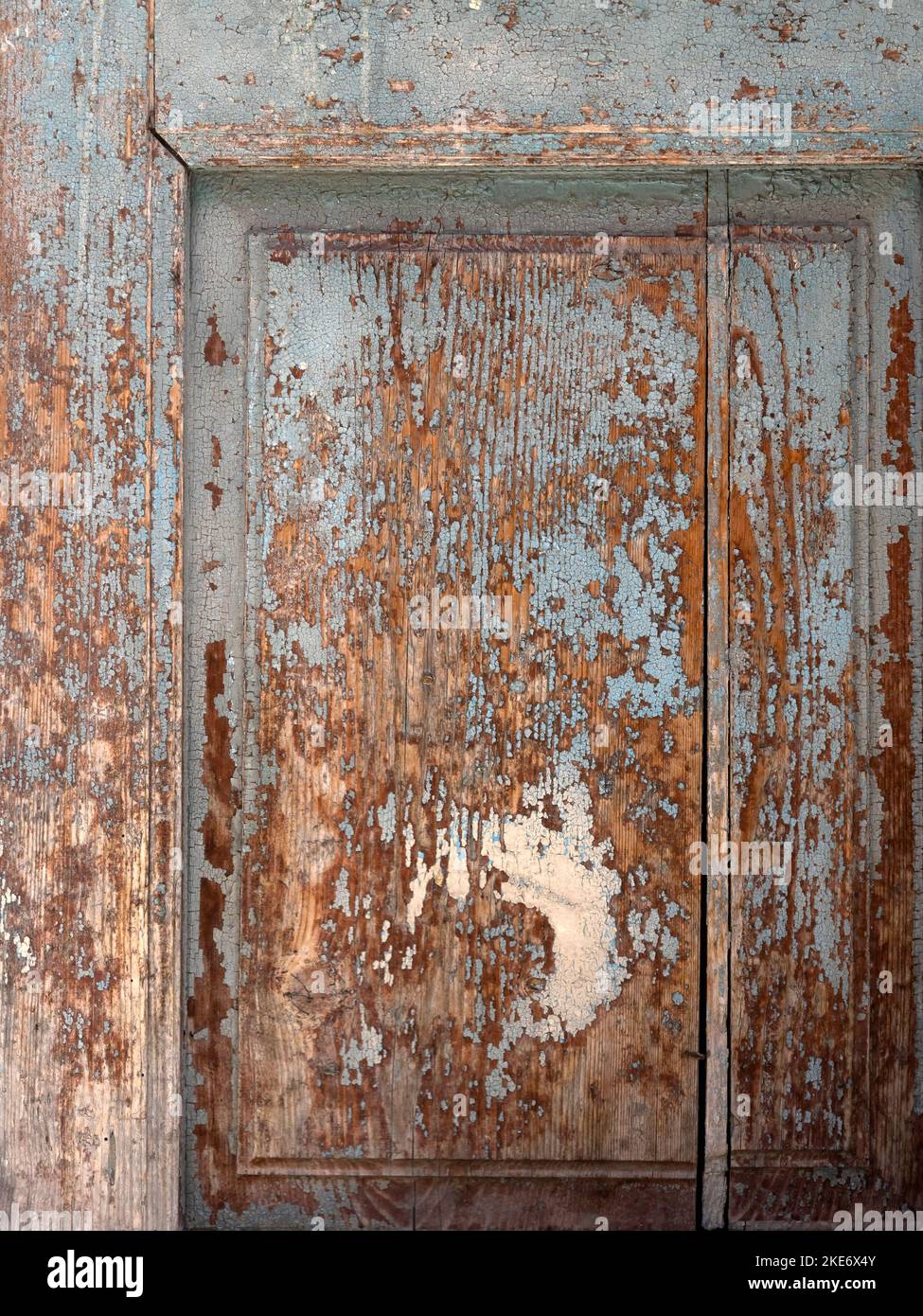BACKGROUND TEXTURE - Old wooden panelled door with peeling paint Stock Photo - Alamy