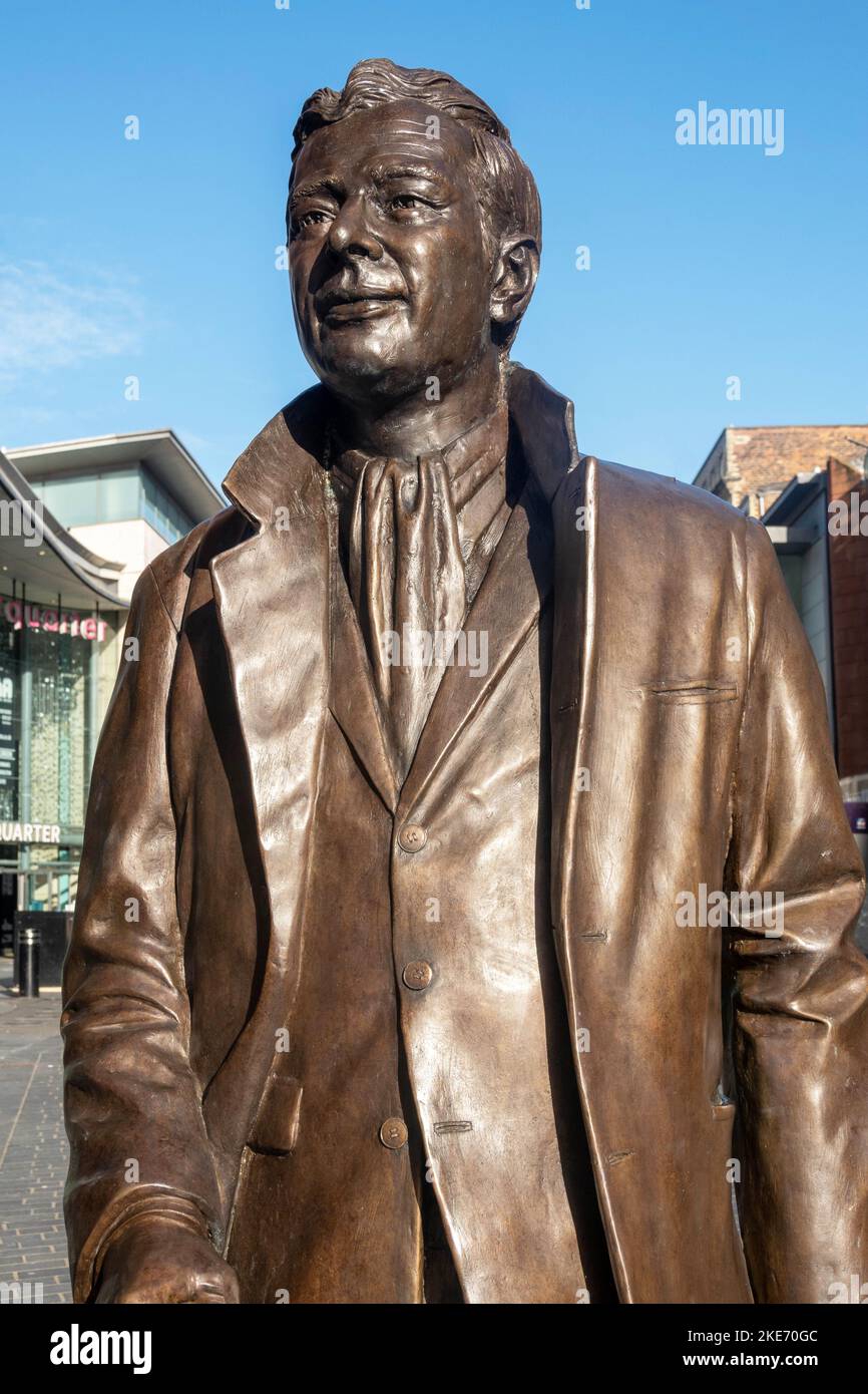 Brain Epstein statue in Liverpool Stock Photo - Alamy