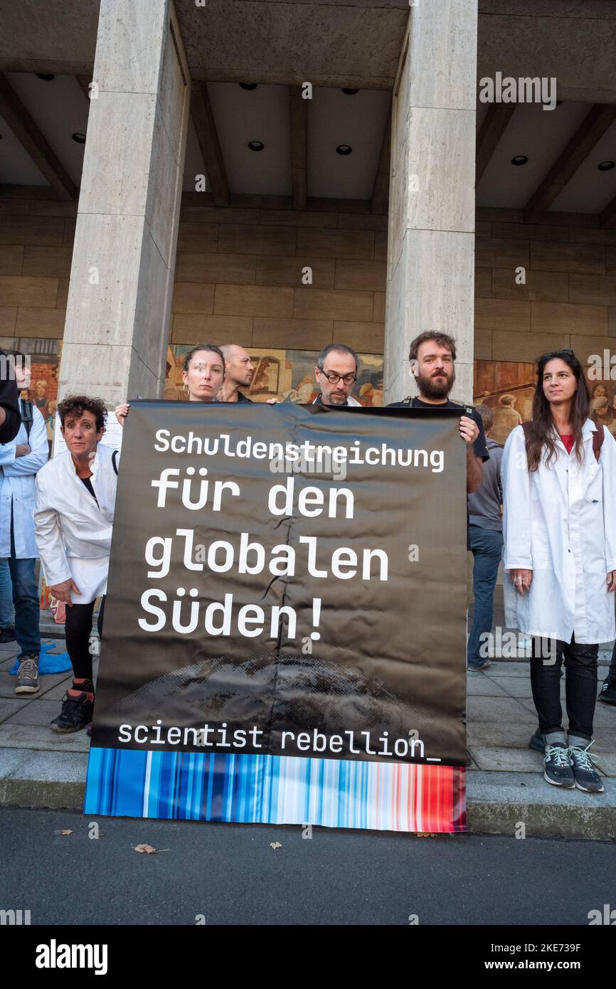 Scientist activists hi-res stock photography and images - Alamy