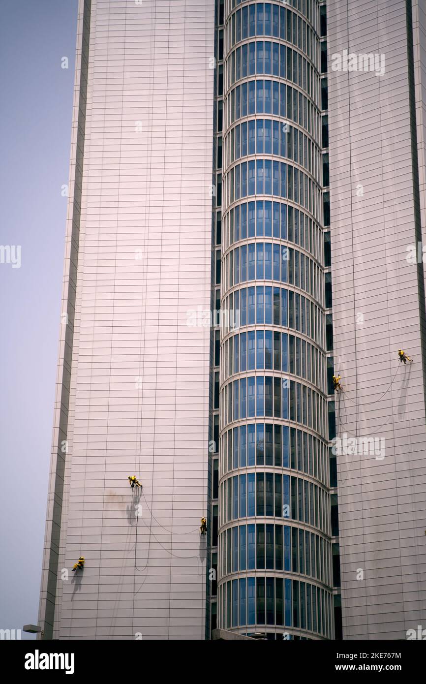 Skyscraper cleaning hi-res stock photography and images - Alamy