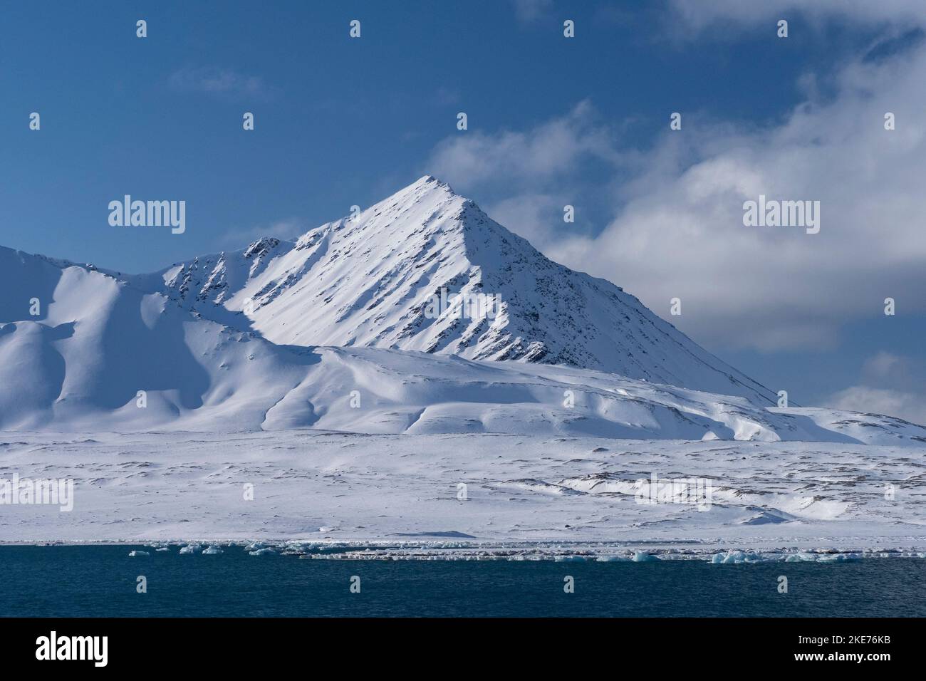 Svalbard fjords hi-res stock photography and images - Alamy