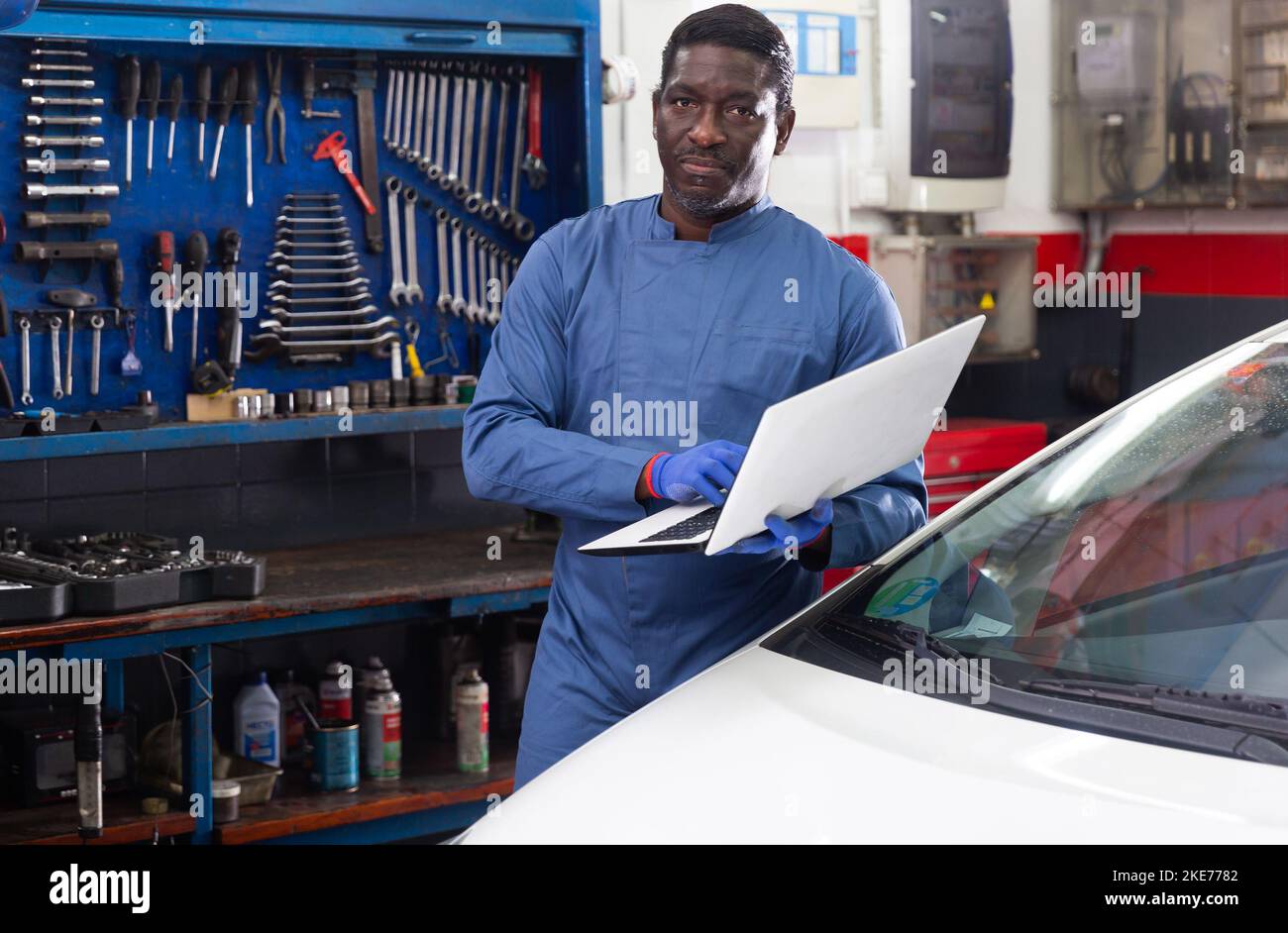 African mechanic man using hi-res stock photography and images - Alamy