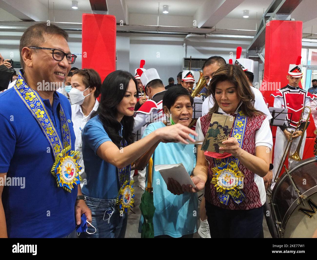 Malabon, Philippines. 10th Nov, 2022. An elderly woman presents an old ...