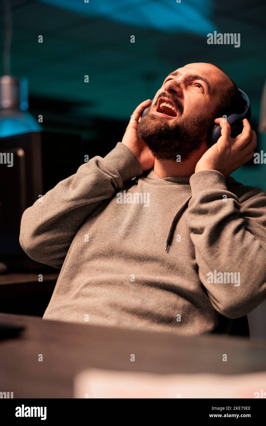 Singing app hi-res stock photography and images - Alamy