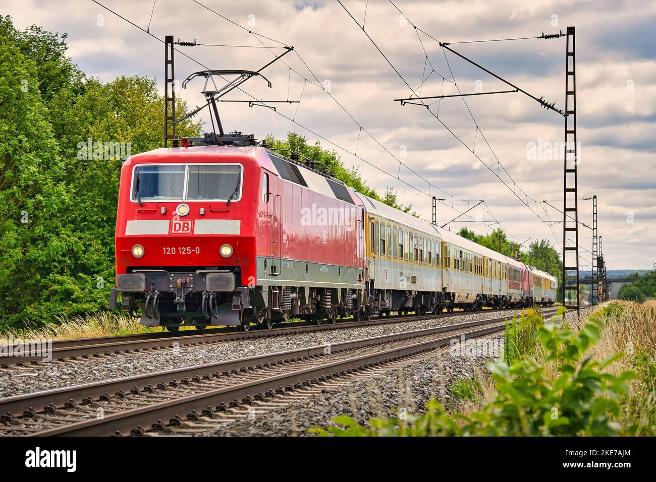 The DB Systemtechnik train with class 120 drives through Thuengersheim ...