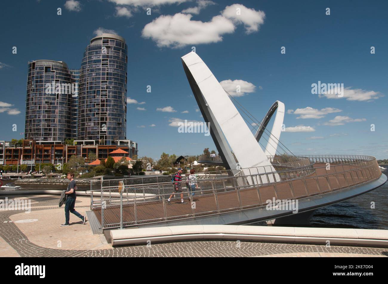 Footbridge linking The Island to Elizabeth Quay on the Swan River ...